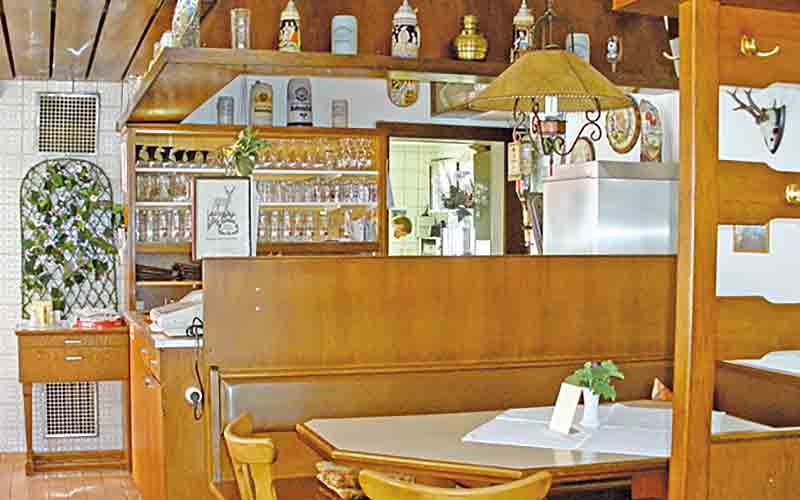 Einblick in Gaststube, Saal und Terrasse des Gasthof Hirsch - Hirsch ...